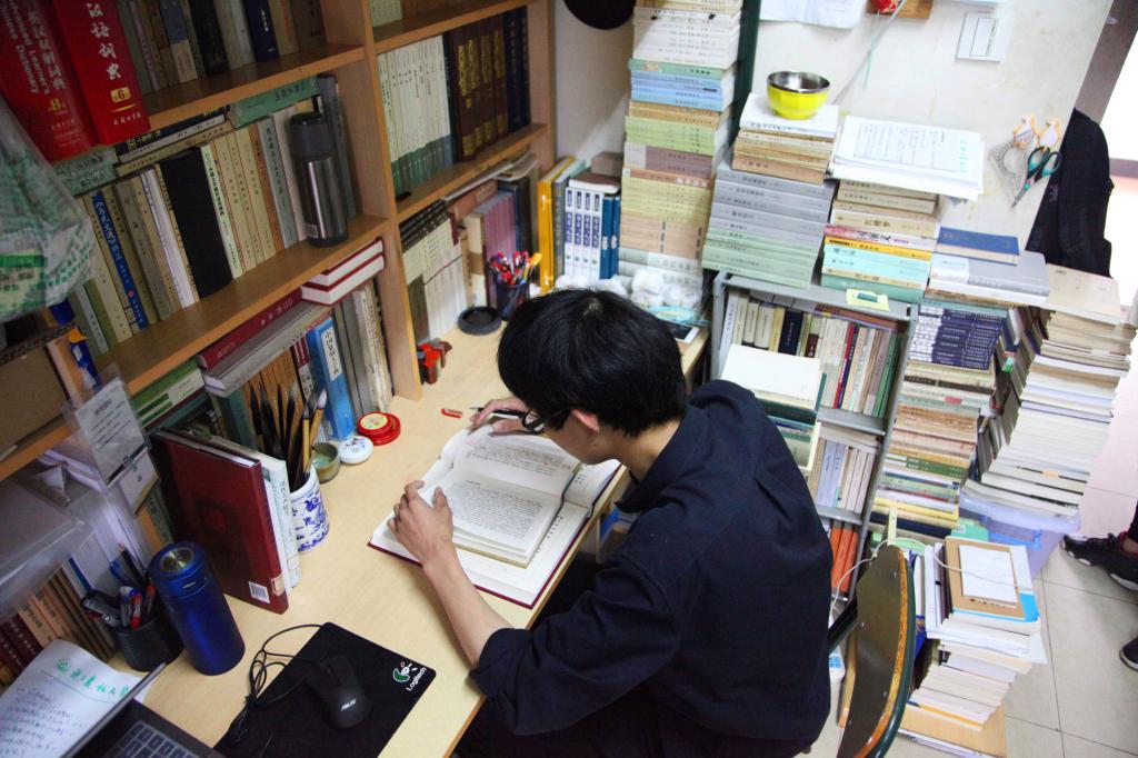 腾讯网等:浙江农林大学两男生爱书如痴 买书读书 上瘾” 浙江农林大学